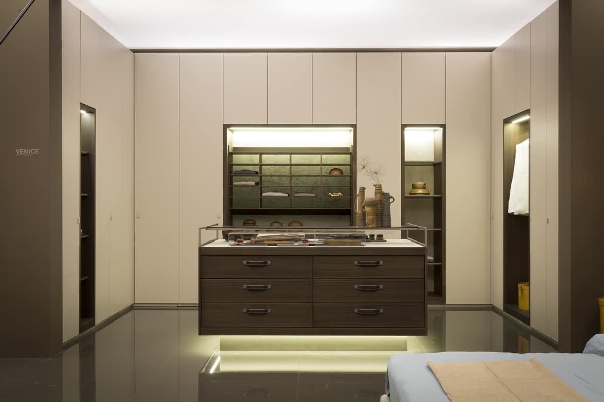Elegant walk-in closet, gold and wood aucalipto trim | IDFdesign
