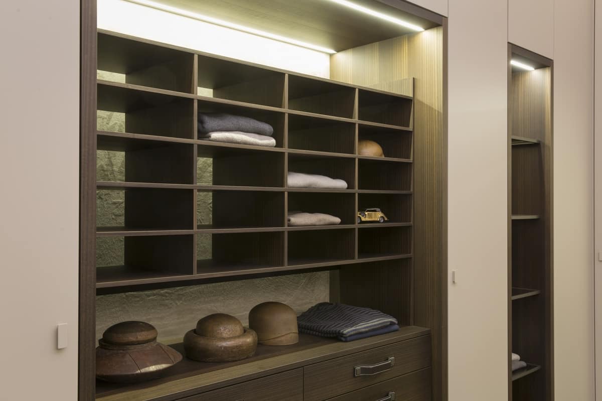 Elegant walk-in closet, gold and wood aucalipto trim | IDFdesign