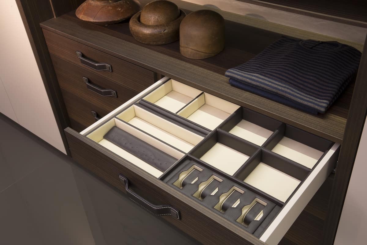 Elegant walk-in closet, gold and wood aucalipto trim | IDFdesign